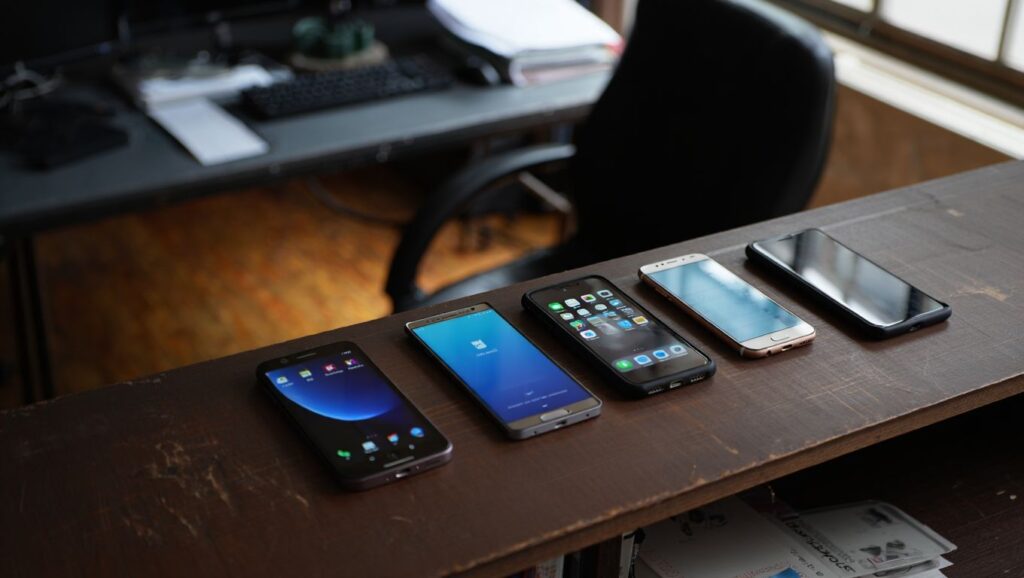 Les cinq smartphones qui tiennent le plus longtemps sans perdre en ...